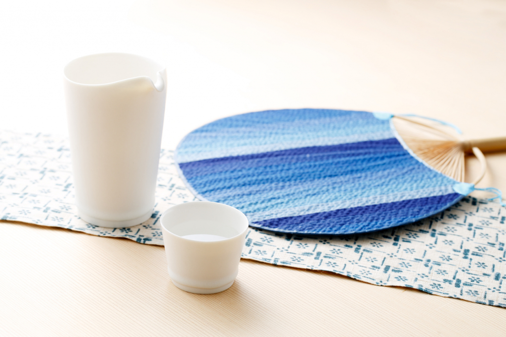 The Selection of Sake Vessels (Pottery, Glass, Lacquer, Etc.) to Enjoy ...